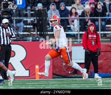 Illinois quarterback Luke Altmyer (9) runs during the first half of an ...