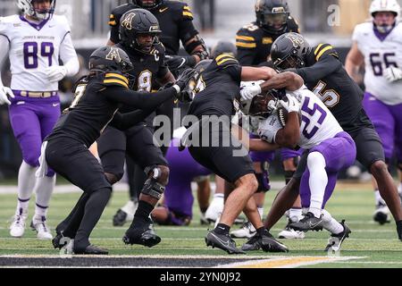 James Madison running back Wayne Knight (3) rushes for a touchdown past ...