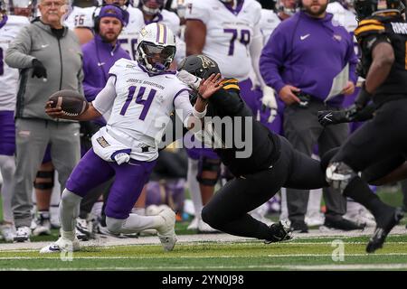 James Madison quarterback Alonza Barnett III (14) throws a pass under ...