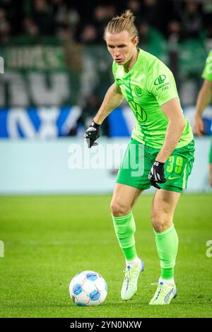 Patrick Wimmer (VFL Wolfsburg, #39) presst Oliver Baumann (TSG 1899 ...