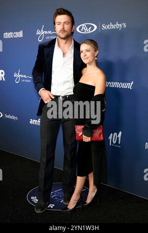 Brandon Sklenar mit Freundin Courtney Salviolo bei der amfAR Gala Las ...