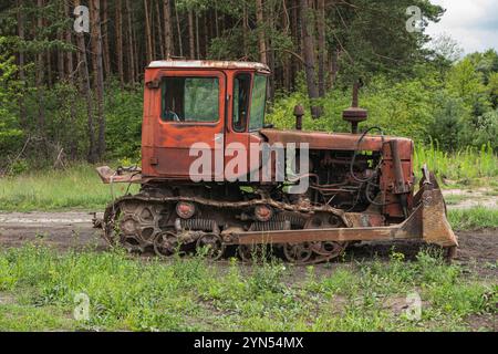 old and abandoned heavy construction equipment Stock Photo - Alamy