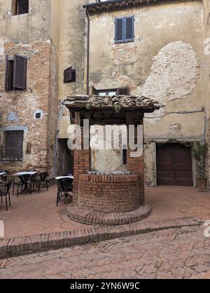 An old water well in the center of old Certaldo in the Tuscany, Italy ...