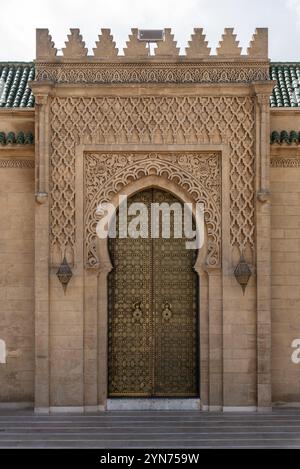 Scenic oriental decoration of a gate at the mosque of the Hassan ...
