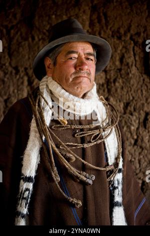 Elderly Peruvian man Stock Photo - Alamy