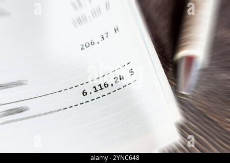 Symbolbild Schulden, Überschuldung: Kontoauszug mit negativem ...