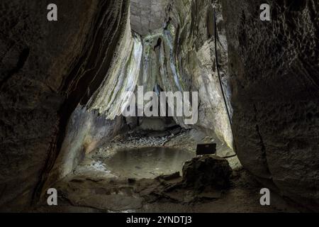 Gothic arch, formation in the stalactite cave, Ingleborough Cave ...
