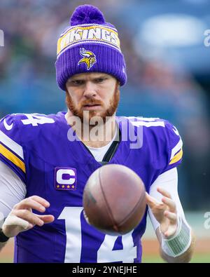 Minnesota Vikings' Sam Darnold warms up before an NFL football game ...