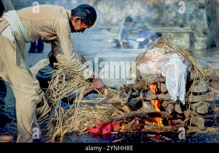 India, Varanasi, cremation along the Ganges river Stock Photo - Alamy
