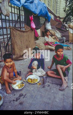 Poor, homeless children eating on the street in Amritsar, India Stock ...