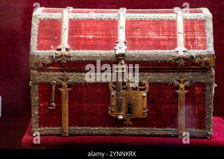 Medieval chest from the 16th century Stock Photo - Alamy