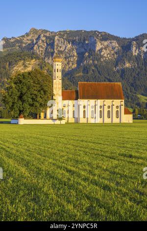 Baroque church of St. Coloman, behind it the Tannheim Mountains ...