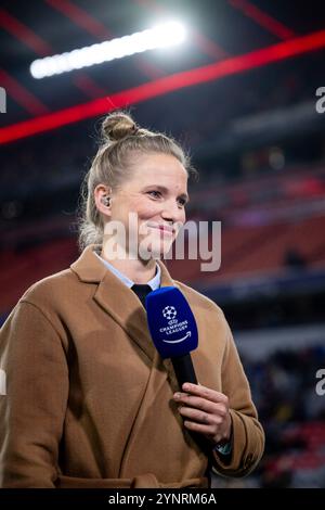 Tabea Kemme (TV Expertin amazon Prime) winkt PARIS, FRANKREICH 4 ...