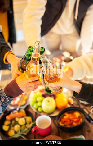 Man and woman making a toast with bottled beer in hand Stock Photo - Alamy