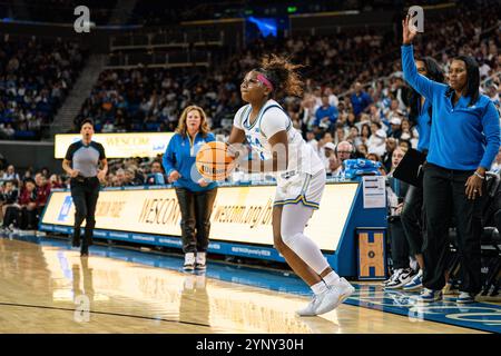 UCLA guard Londynn Jones (3) shoots against Oregon in the first half of ...