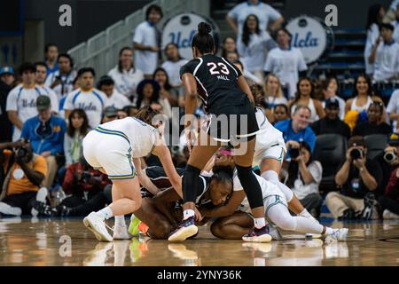 South Carolina forward Joyce Edwards drives to the basket during the ...