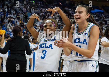 UCLA guard Gabriela Jaquez (11) controls the ball during the second ...