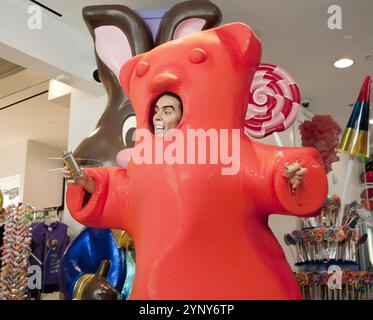 ARTHUR 2011 Warner Bros. Pictures film with Russell Brand as Bozy ...
