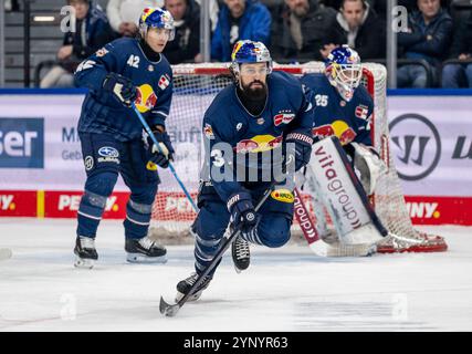 Dominik Bittner (EHC Red Bull Muenchen, #3) freut sich mit seinem ...