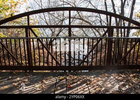 Pedestrian bridge at Jack Darling Memorial Park in Port Credit ...
