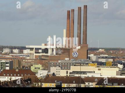 VW Wolfsburg mit altem Kraftwerk am Mittellandkanal gegenüber von ...