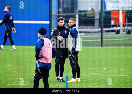 Miro Muheim (Hamburger SV, #28) im Zweikampf mit Philipp Foerster (SV ...