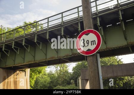 Old lower chord railroad bridge Stock Photo - Alamy