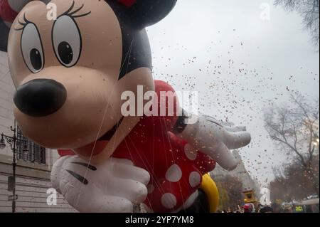 Disney's Minnie Mouse balloon moves through the Macy's Annual ...