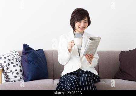Women who read newspapers Stock Photo - Alamy