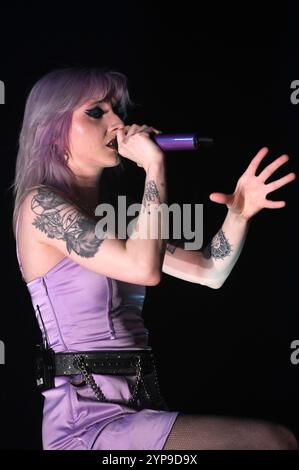 Maria Lessing von Future Palace live bei einem Konzert im Musikzentrum ...