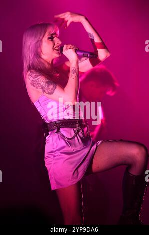 Maria Lessing von Future Palace live bei einem Konzert im Musikzentrum ...