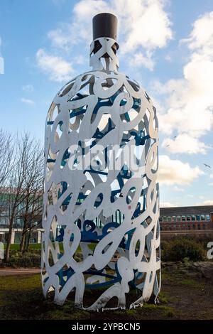 "Bottle o' Notes' sculpture by Claes Oldenburg (1993) in the ...