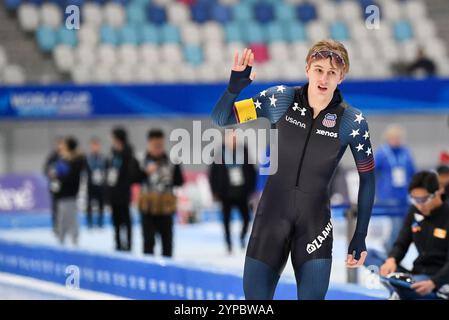 Jordan Stolz of the United States reacts after winning gold in the men ...