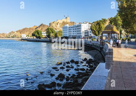 The main road Corniche leads along in an arc to the Bay of Mutrah ...