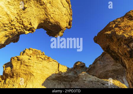 Striking rock formation in the Huqf stone desert, Arabian Peninsula ...