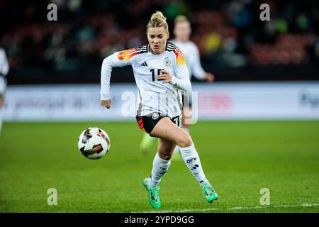Laura Freigang (Deutschland, #10) am Ball, dahinter Lea Schueller ...