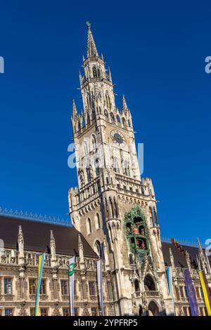 carillon with historic puppets at tne neues Rathaus - engl new city ...