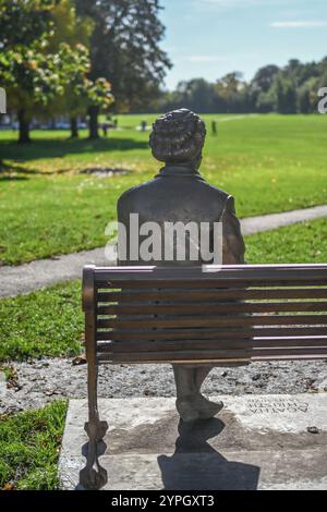 Agatha Christie Statue bench, Kinecroft, Wallingford, November 2023 ...