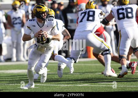 Michigan quarterback Davis Warren (16) fires a pass in front of Alabama ...