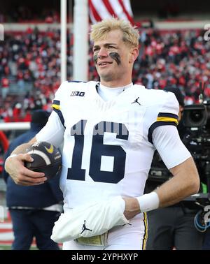 Michigan quarterback Davis Warren (16) fires a pass in front of Alabama ...