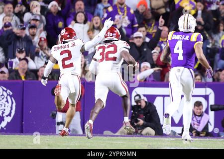 Oklahoma defensive lineman R Mason Thomas (32) watches the backfield ...