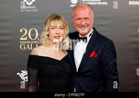 Frank Neuenfels mit Partnerin Sarah Backhaus bei der 20. Kinderlachen ...