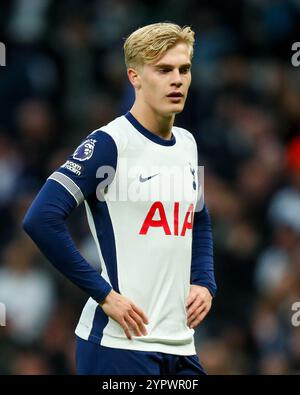 Lucas Bergvall of Tottenham Hotspur on the ball during the Premier ...