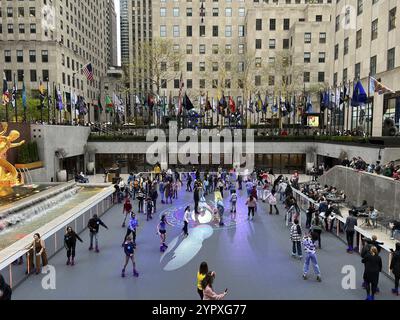 People seen skating at ‘The Rink at Rockefeller Center’ in New York, NY ...