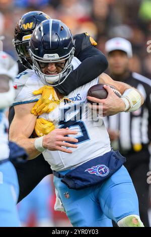 Washington Commanders linebacker Dante Fowler Jr. (6) rushers the ...