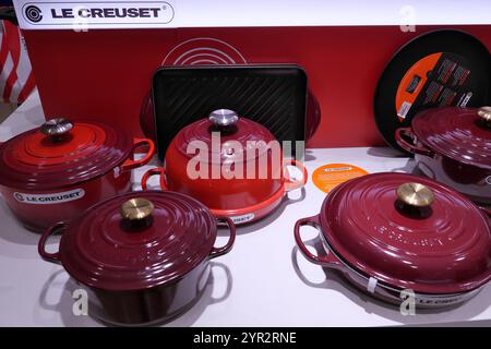 LE CREUSET KITCHEN BOWLS ON DISPLAY INSIDE THE FASHION STORE Stock ...