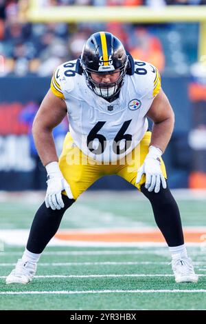 Pittsburgh Steelers offensive lineman Mason Cole participates in an NFL ...