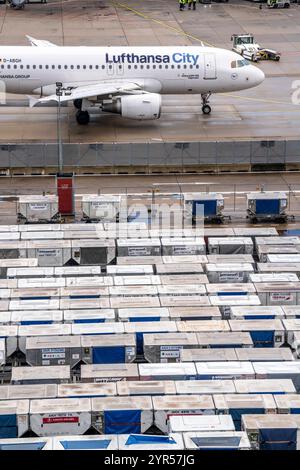 Flughafen Düsseldorf, Unit Load Devices, ULD, Container für Gepäck und ...