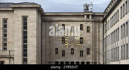 Large golden wall clock with twelve figures at the back of the Dynasty ...