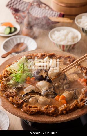 Oyster in earthenware pot Stock Photo - Alamy